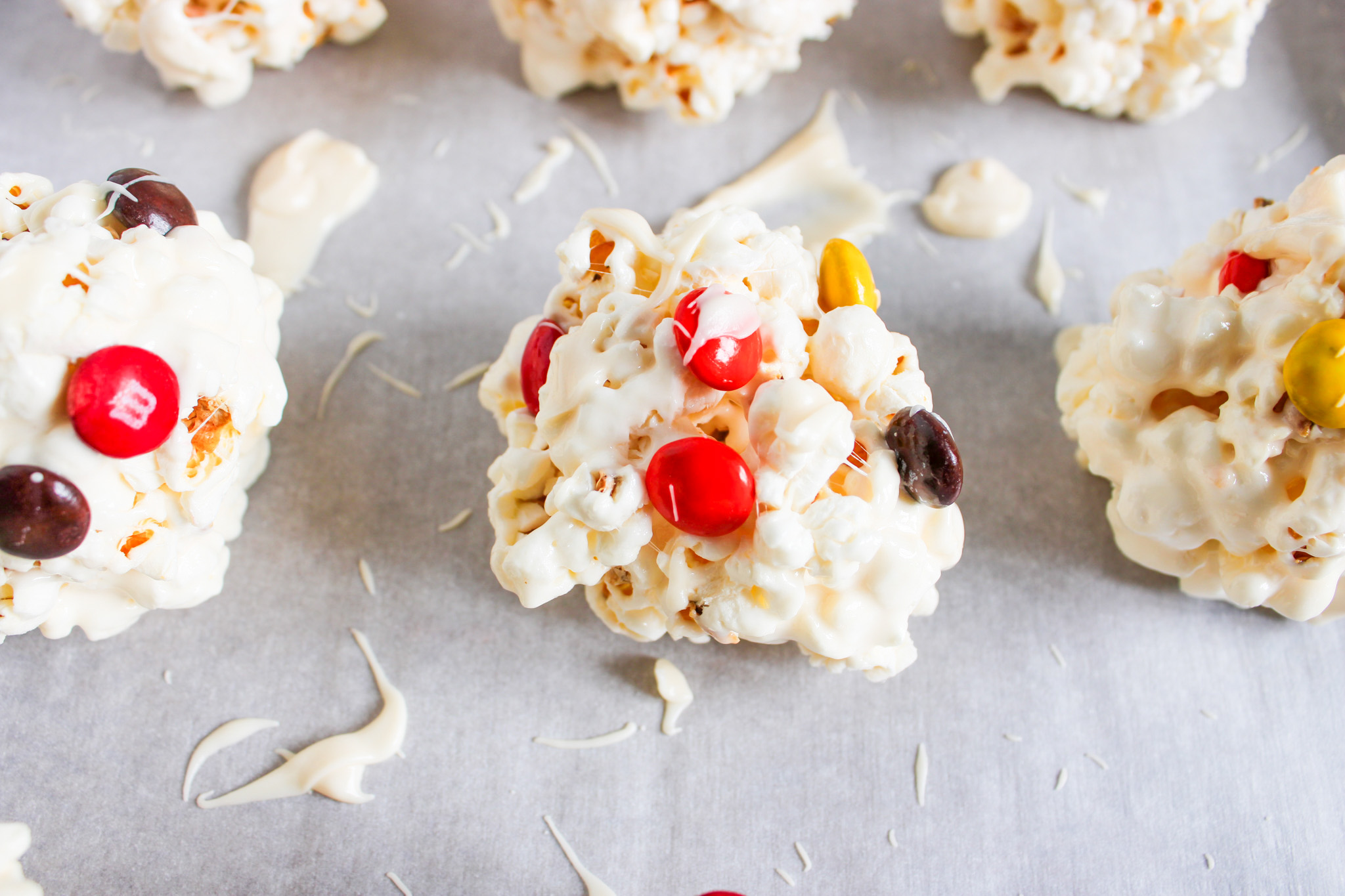 HALLOWEEN POPCORN BALLS - Party Food Ideas